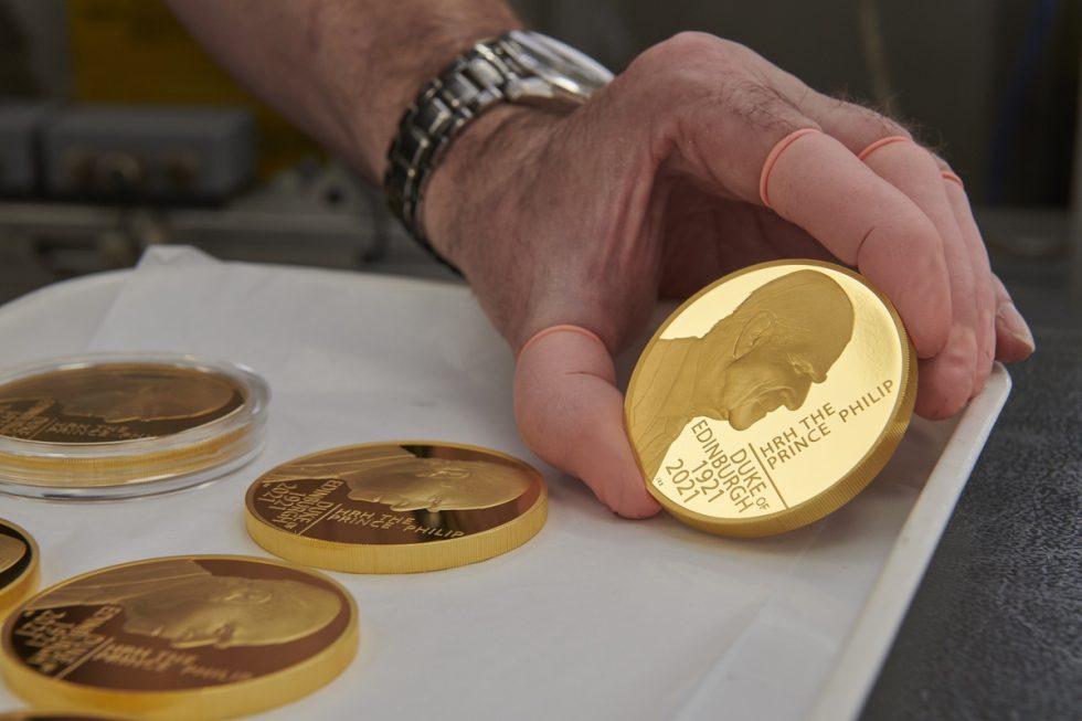 The Royal Mint unveils official commemorative coin celebrating the life ...